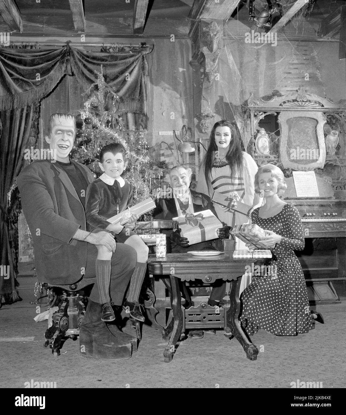 YVONNE DE CARLO, FRED GWYNNE, BEVERLEY OWEN, BUTCH PATRICK and AL LEWIS ...