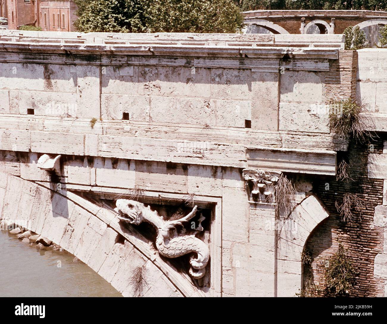 DRAGON HERALDICO DE GREGORIO XIII EN UN PUENTE. Location: EXTERIOR ...
