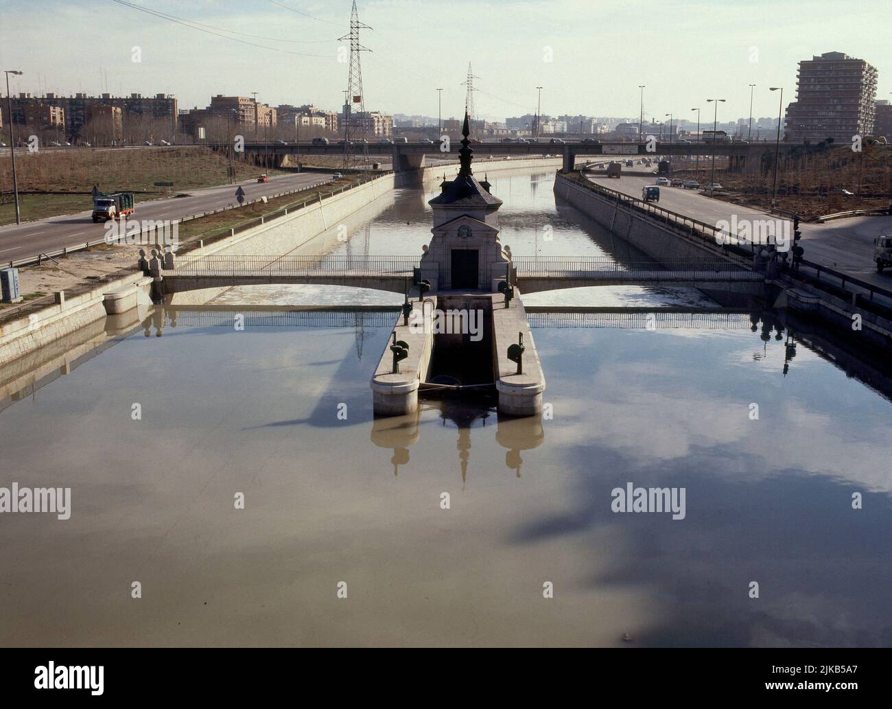 RIO MANZANARES CON REPRESA DE CONTENCION. Location: EXTERIOR. MADRID ...