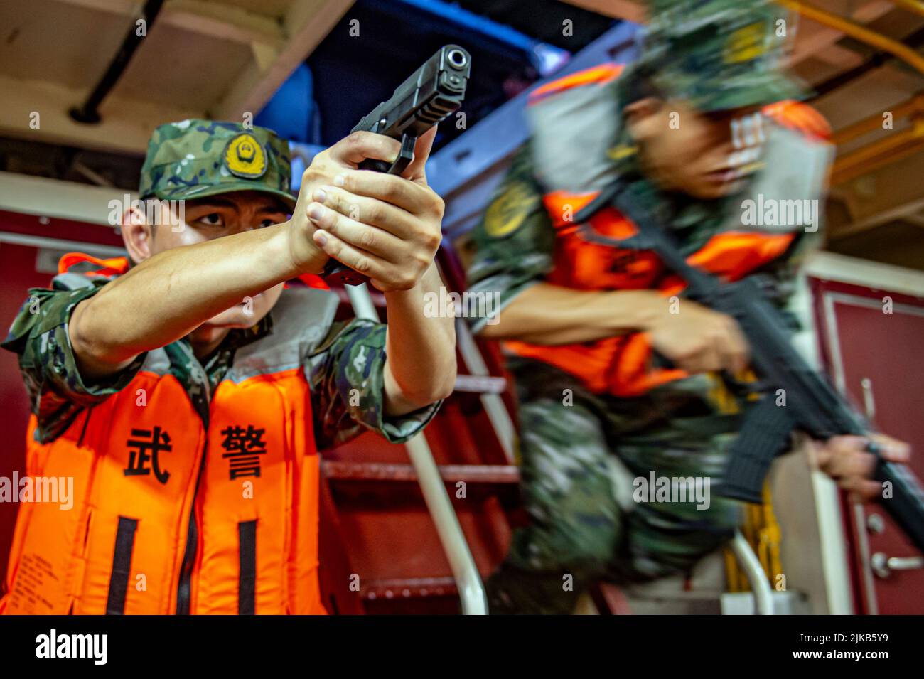 YUEYANG, CHINA - AUGUST 1, 2022 - Soldiers and soldiers conduct an anti ...