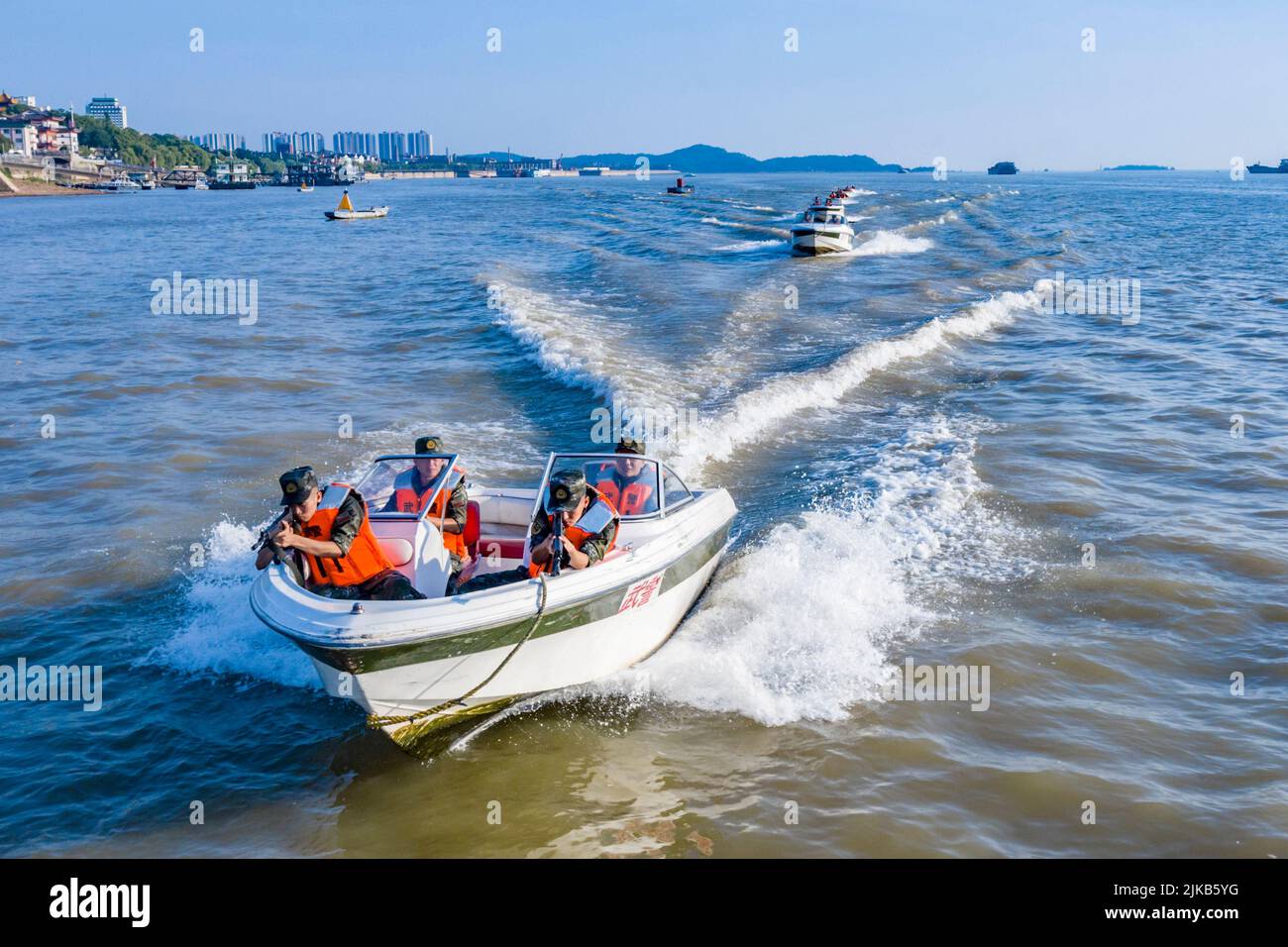 YUEYANG, CHINA - AUGUST 1, 2022 - Soldiers and soldiers conduct an anti ...