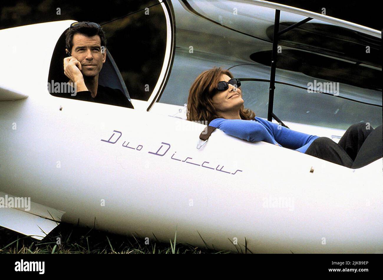 Pierce Brosnan & Rene Russo Film The Thomas Crown Affair (1999 ...