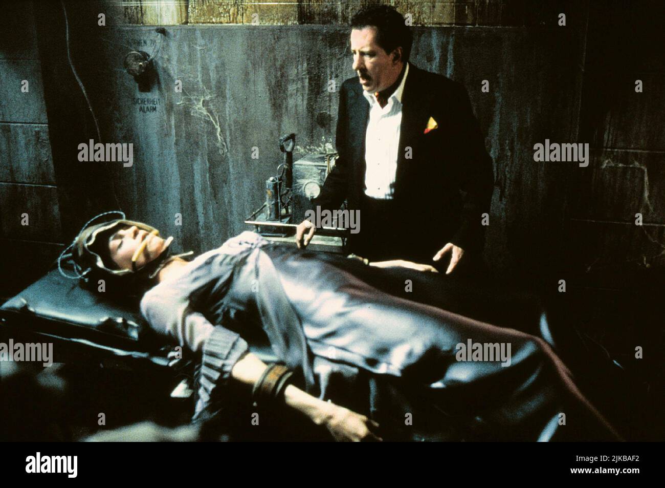 Famke Janssen & Geoffrey Rush Film: House On Haunted Hill (1999 ...