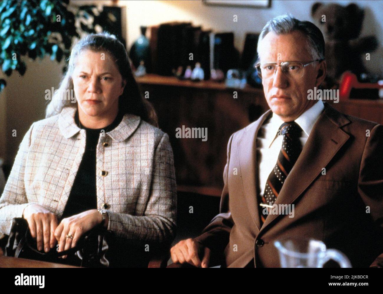 Kathleen Turner & James Woods Film The Virgin Suicides (USA 2000 ...