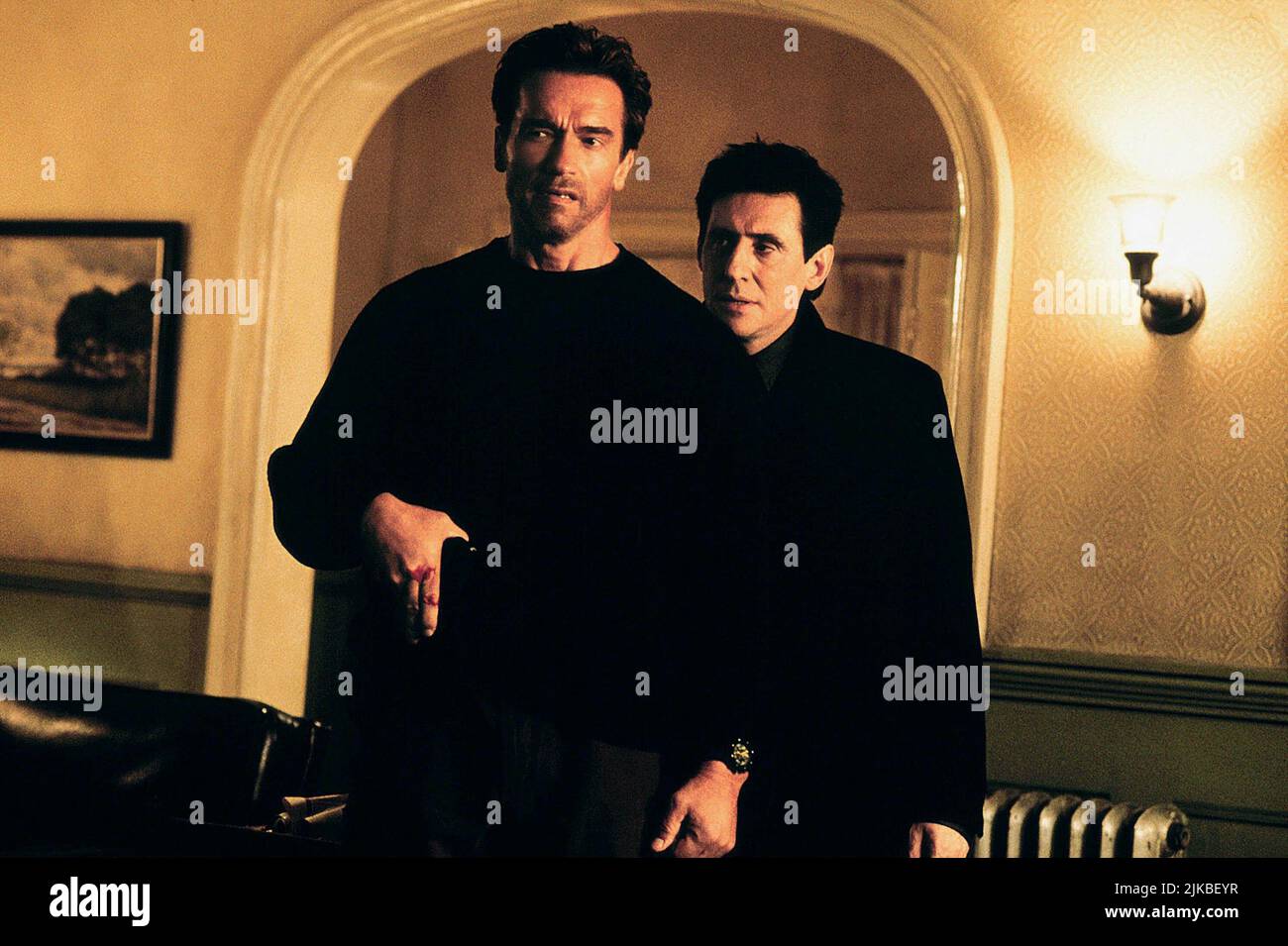 Arnold Schwarzenegger & Gabriel Byrne Film End Of Days (1999 ...