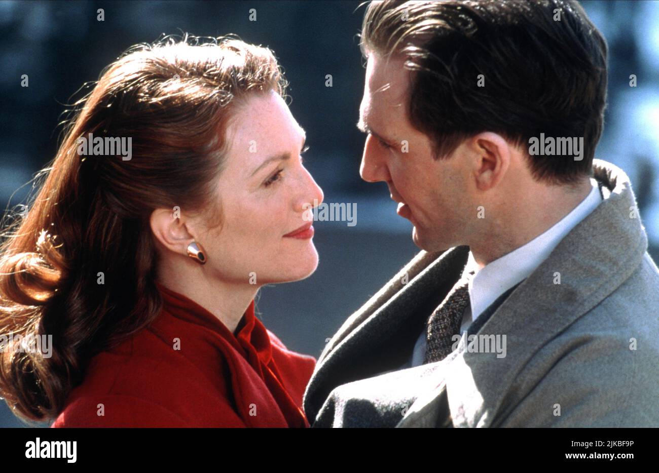 Julianne Moore & Ralph Fiennes Film The End Of The Affair (1999 ...