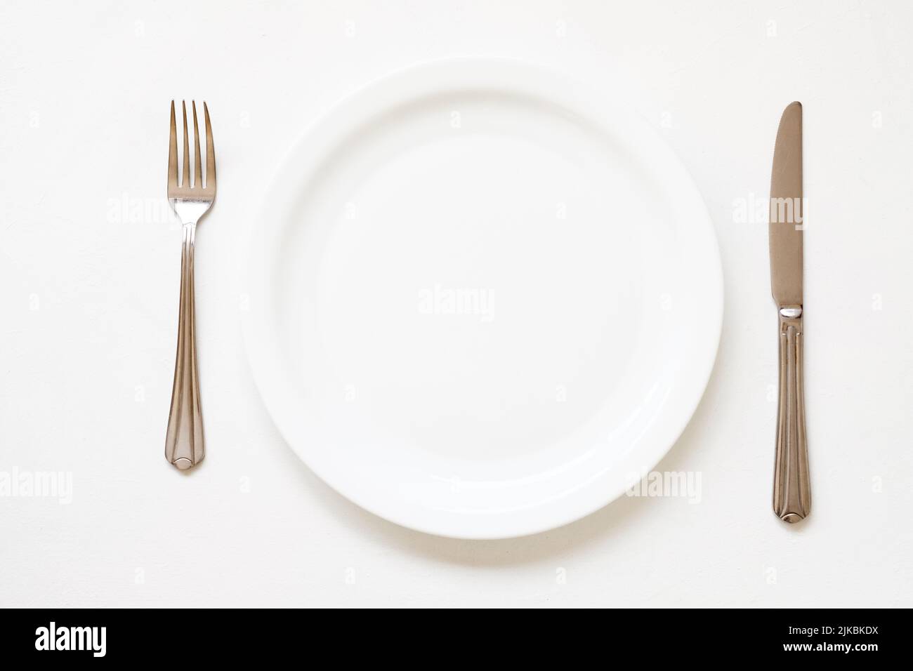 dinner setting empty porcelain plate cutlery Stock Photo - Alamy