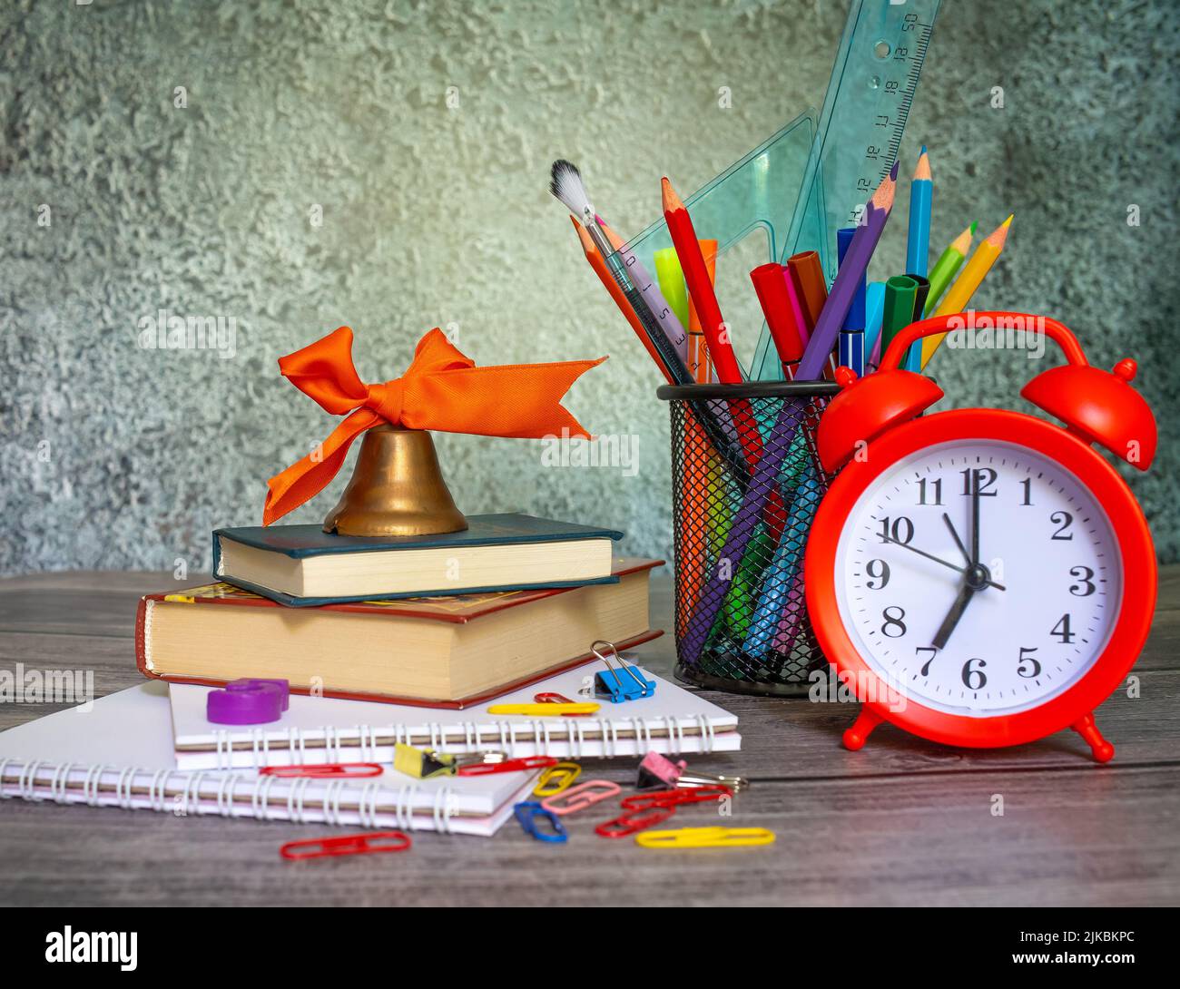 Cartoon clock time school hi-res stock photography and images - Alamy
