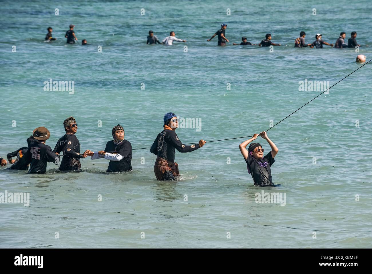 Denpasar, Indonesia. 31st July, 2022. Participants draw a kite string ...