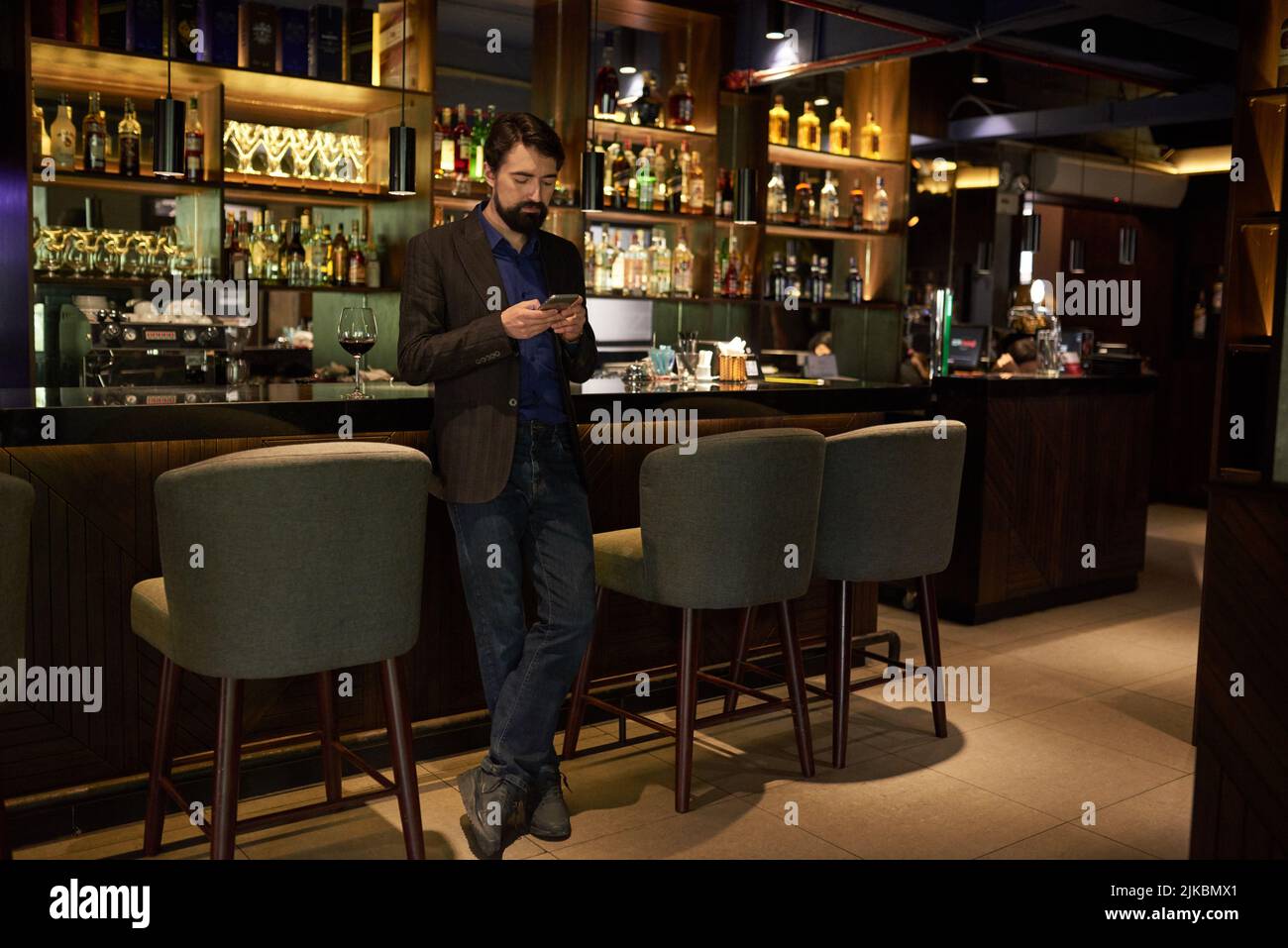 Man leaning at bar hi-res stock photography and images - Alamy