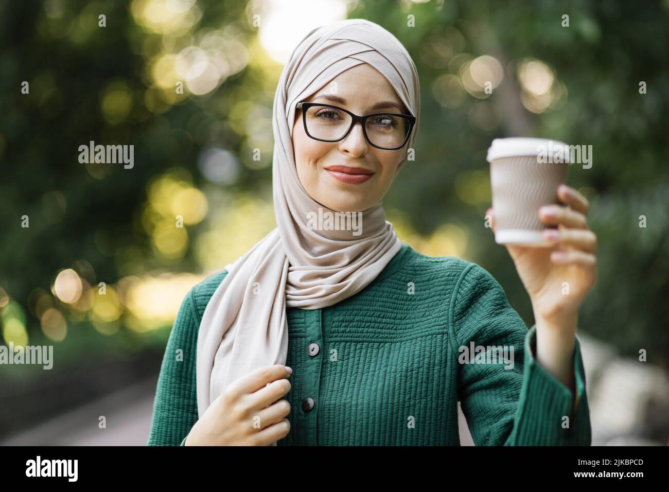 Good looking young arabian woman hi-res stock photography and images ...
