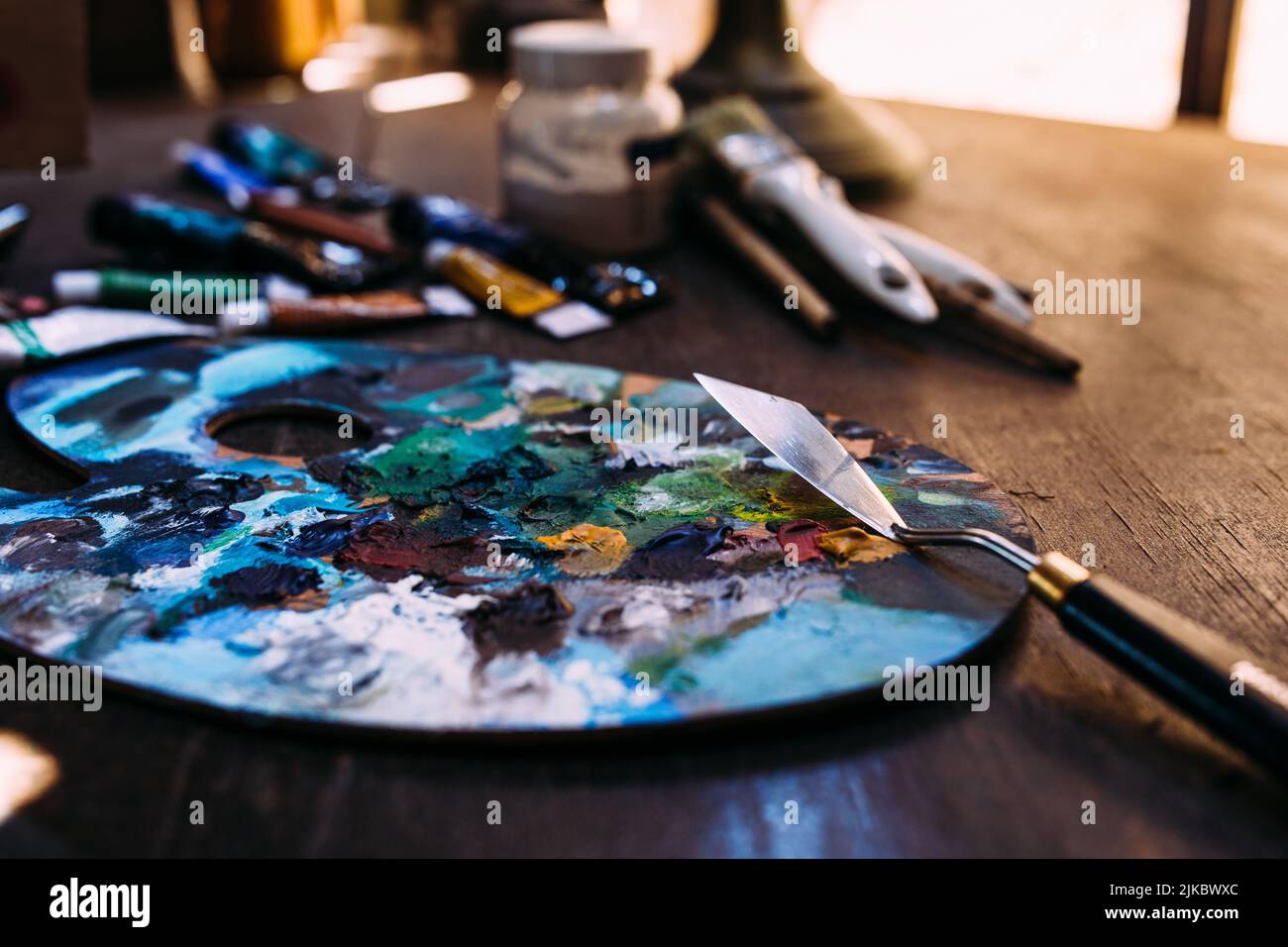 Red paintbrush palette knife hi-res stock photography and images - Alamy