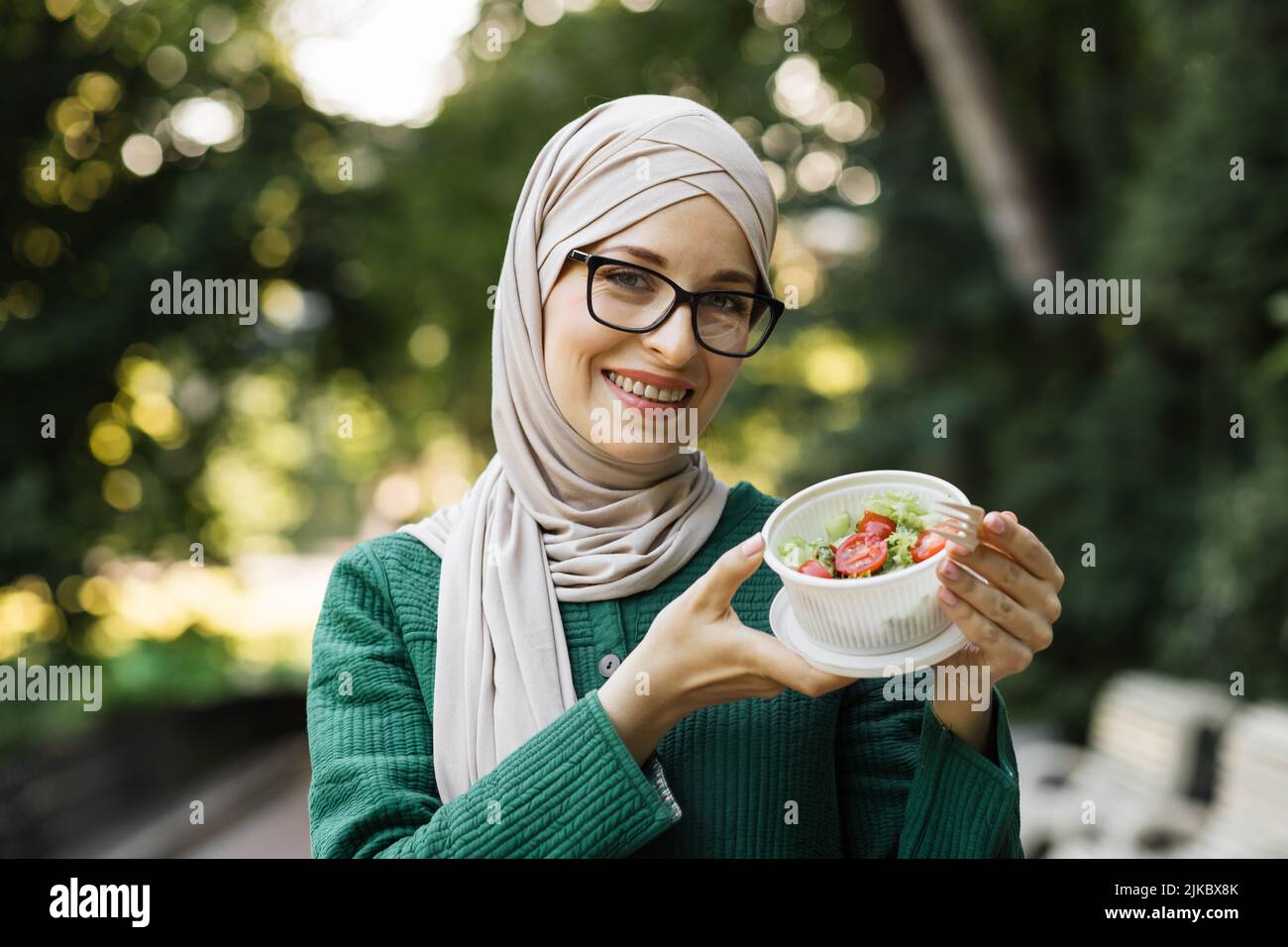 Arabic business woman eating hi-res stock photography and images - Alamy