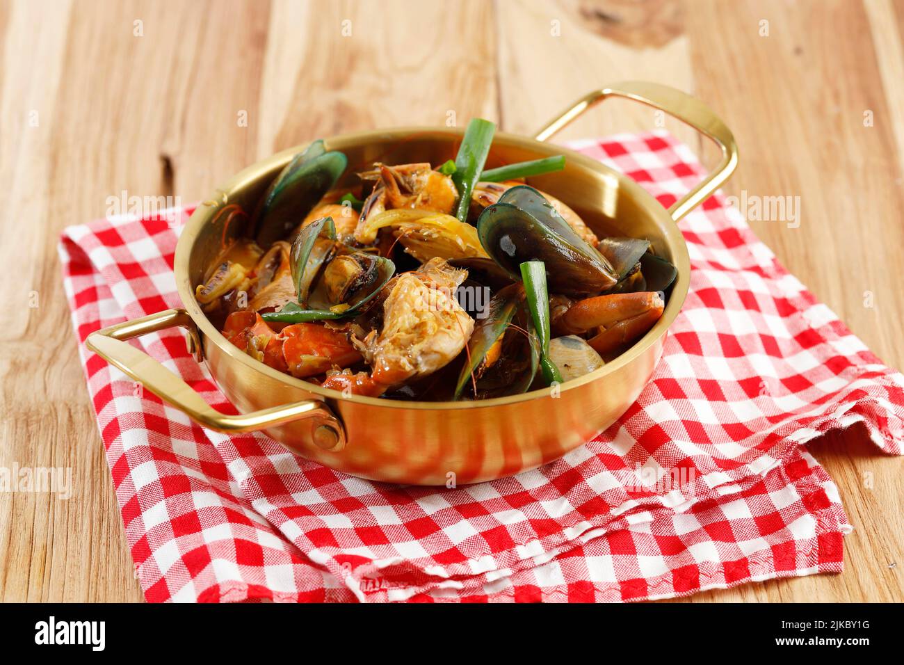 Red Seafood Jjampong, Chinese Korean Spicy Seafood Noodle Soup with ...