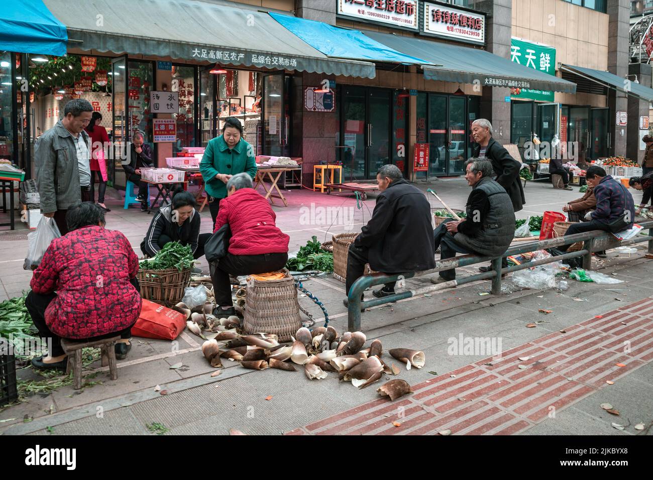 A group of Chinese people selling agricultural products by the roadside ...