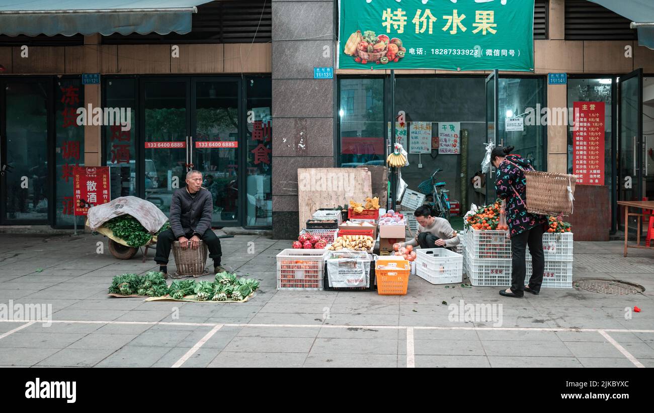 Old man selling vegetables roadside hi-res stock photography and images ...