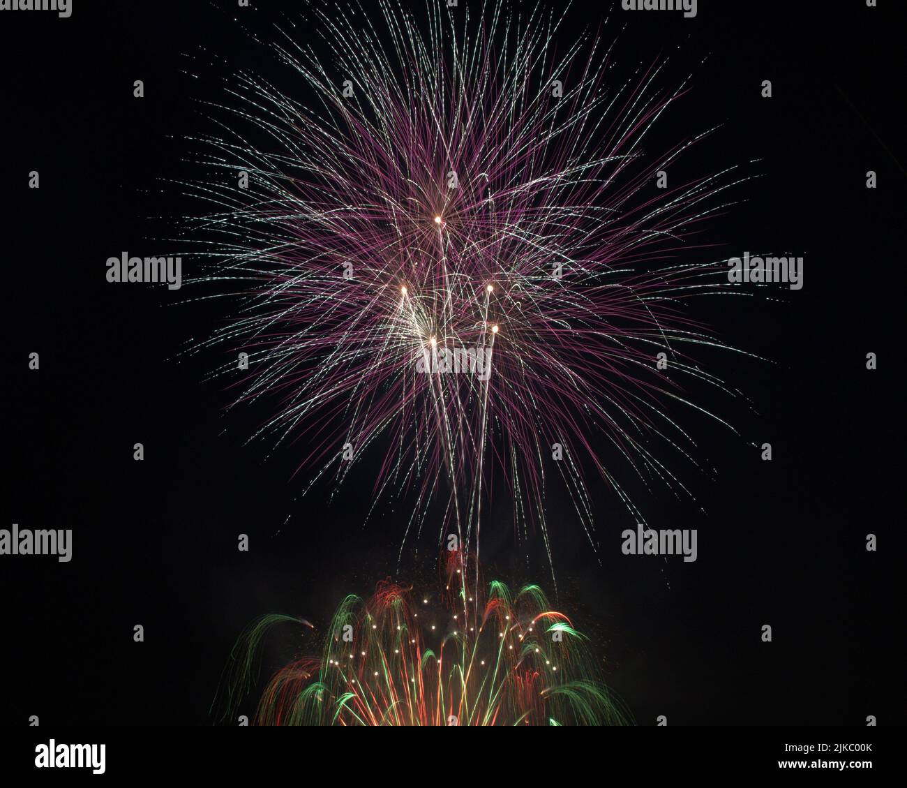 Night fireworks burst green sparks hi-res stock photography and images ...