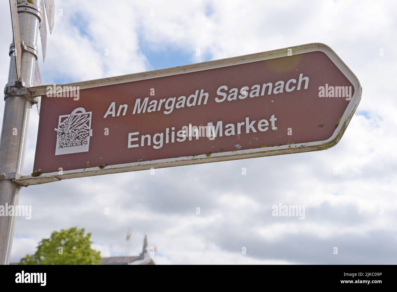 A bi lingual sign in Engliash and Gaelic pointing to the English Market ...