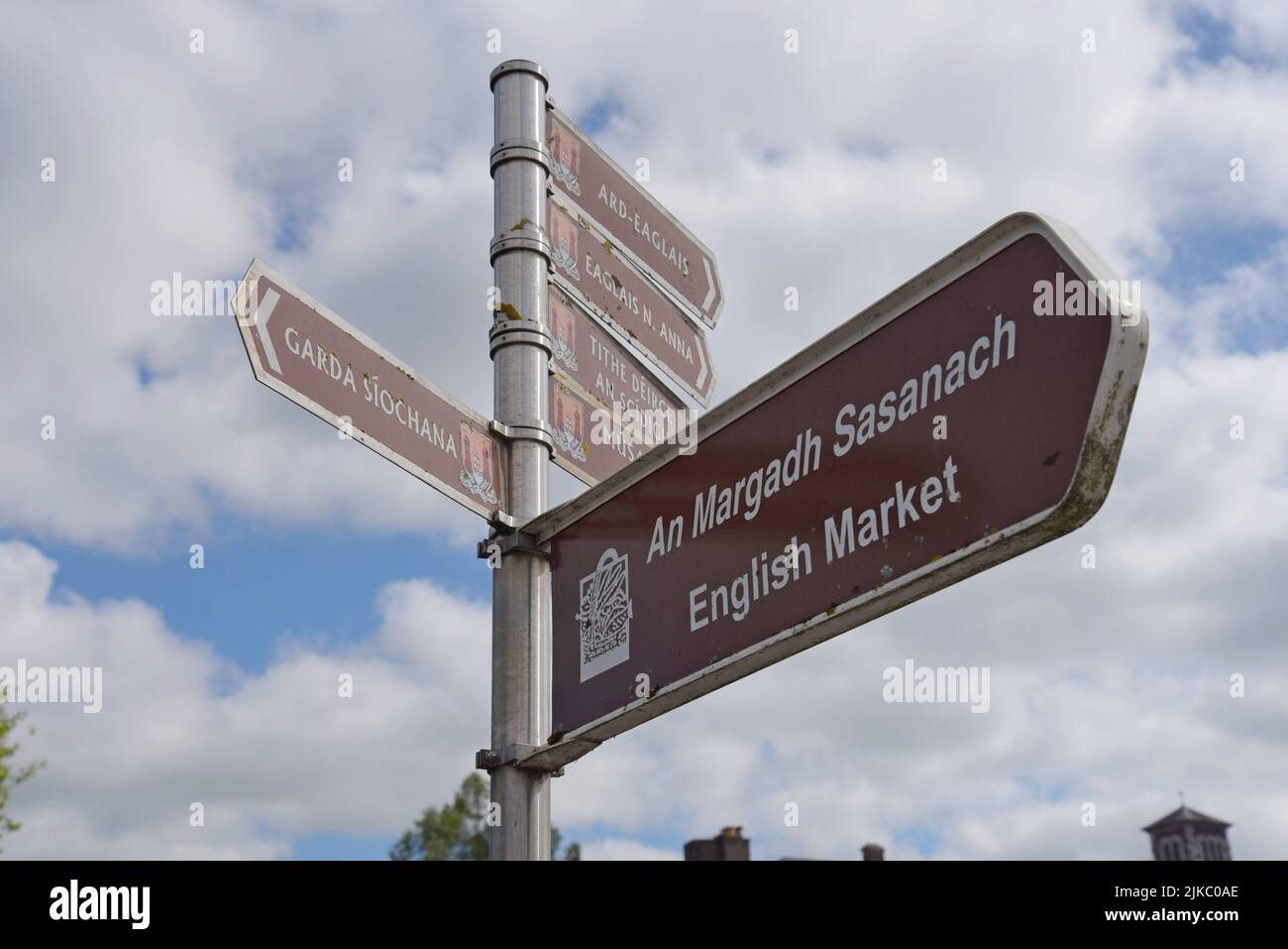 A bi lingual sign in Engliash and Gaelic pointing to the English Market ...