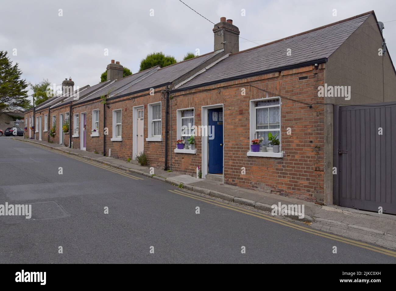 Row of terrace houses ireland hi-res stock photography and images - Alamy