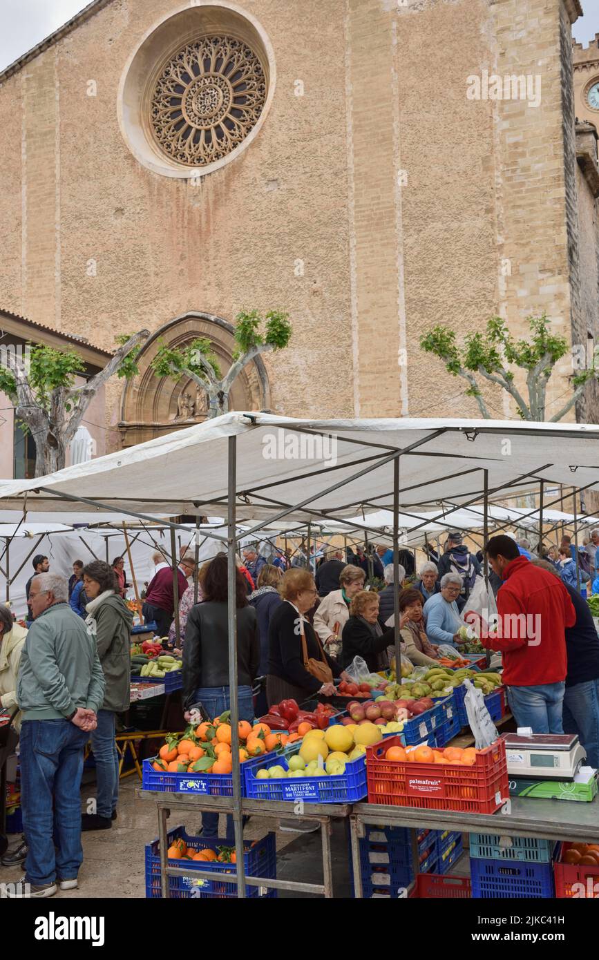 Shoppers and tourist at pollensa market hi-res stock photography and ...