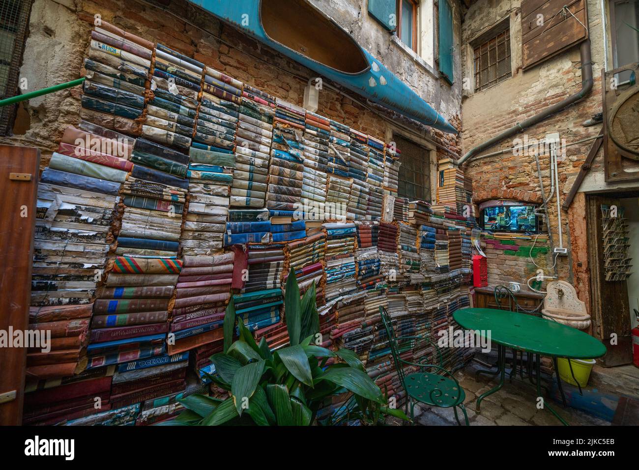 Acqua alta bookshop hi-res stock photography and images - Alamy