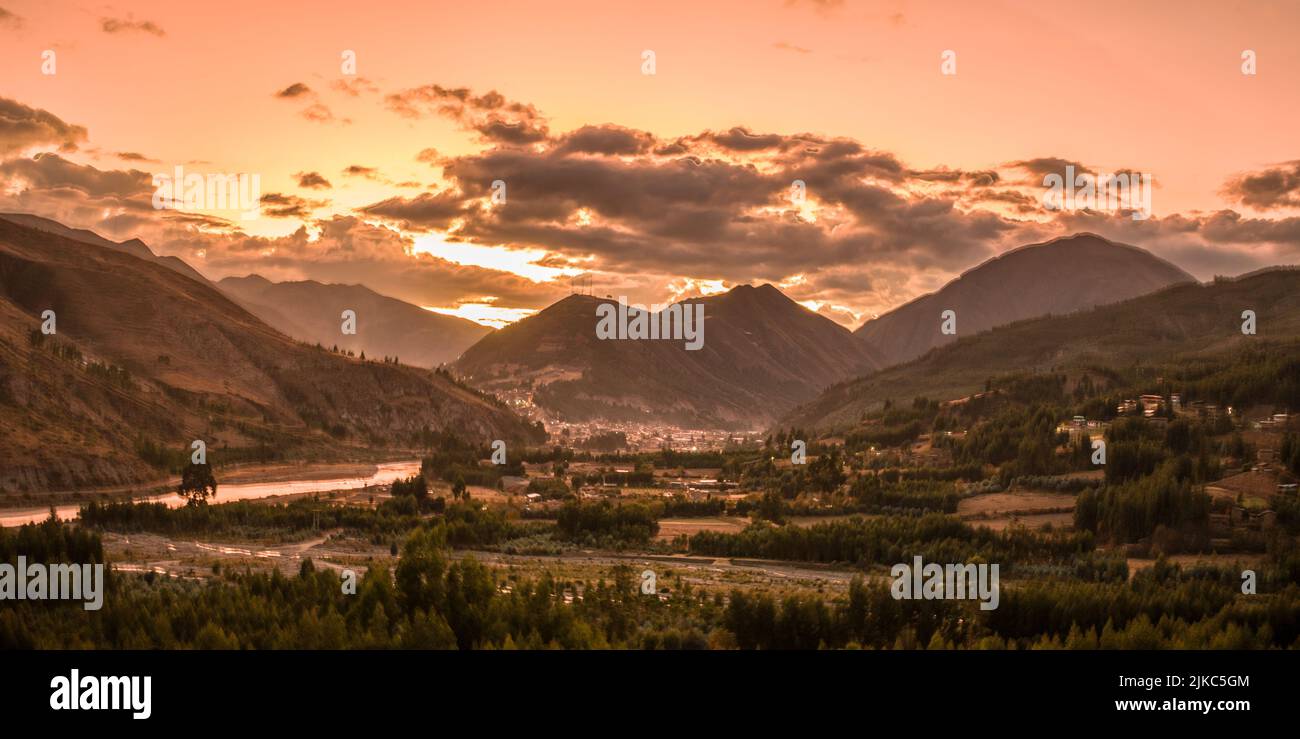 Arboles montañas fondo hi-res stock photography and images - Alamy