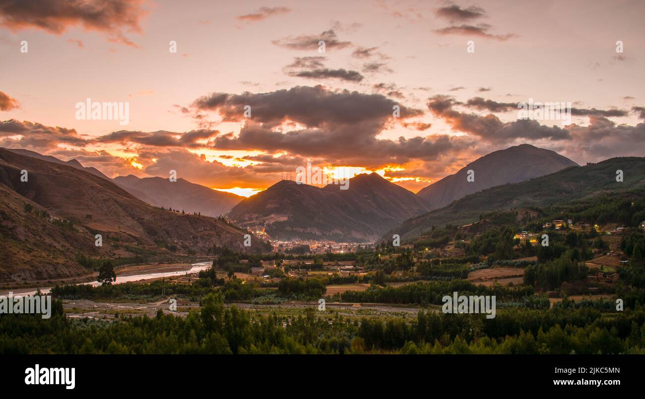 Arboles montañas fondo hi-res stock photography and images - Alamy