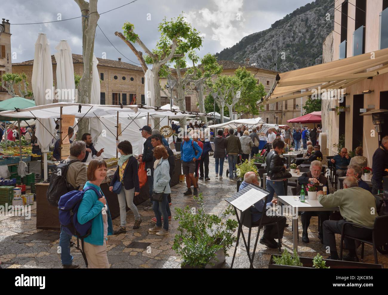 Shoppers and tourist at pollensa market hi-res stock photography and ...