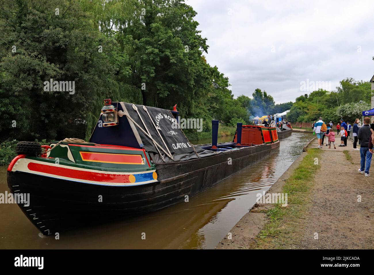 Old working canal boats, motor Minnow and butty Ilford pass through ...