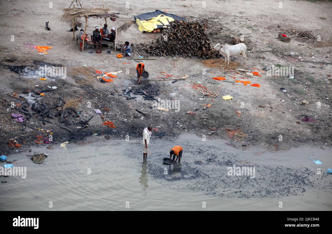 Prayagraj, India. 01/08/2022, Indians clean ashes of a pyre in the ...