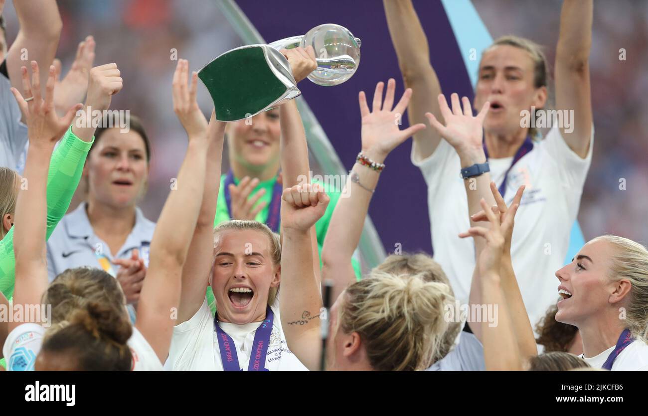 London, England, 31st July 2022. Chloe Kelly of England lifts the ...