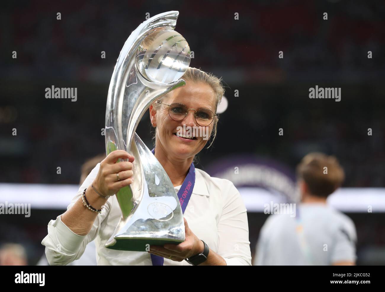 Sarina wiegman trophy hi-res stock photography and images - Alamy