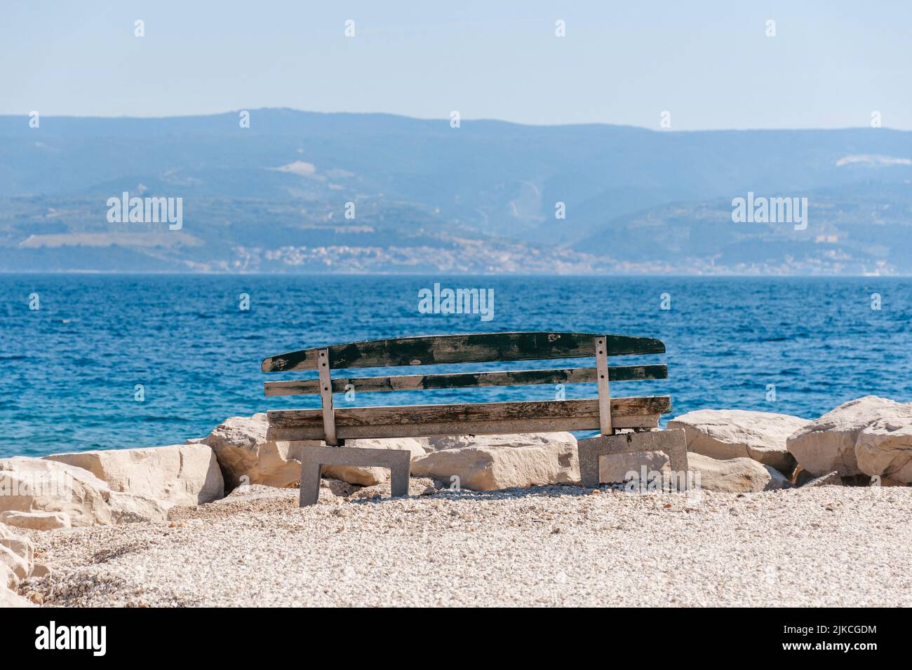 Bench next sea hi-res stock photography and images - Alamy