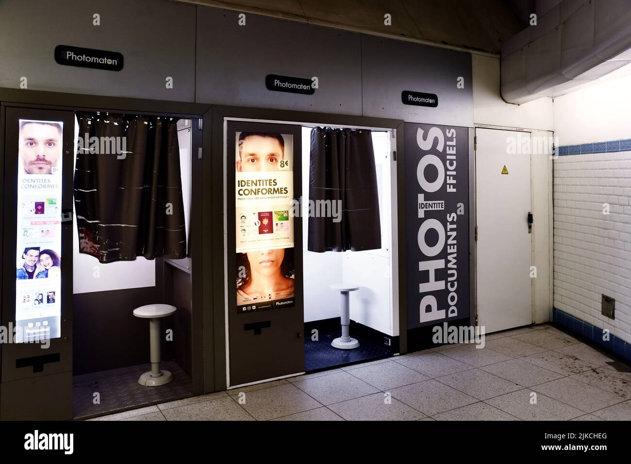 Subway photo booth hi-res stock photography and images - Alamy