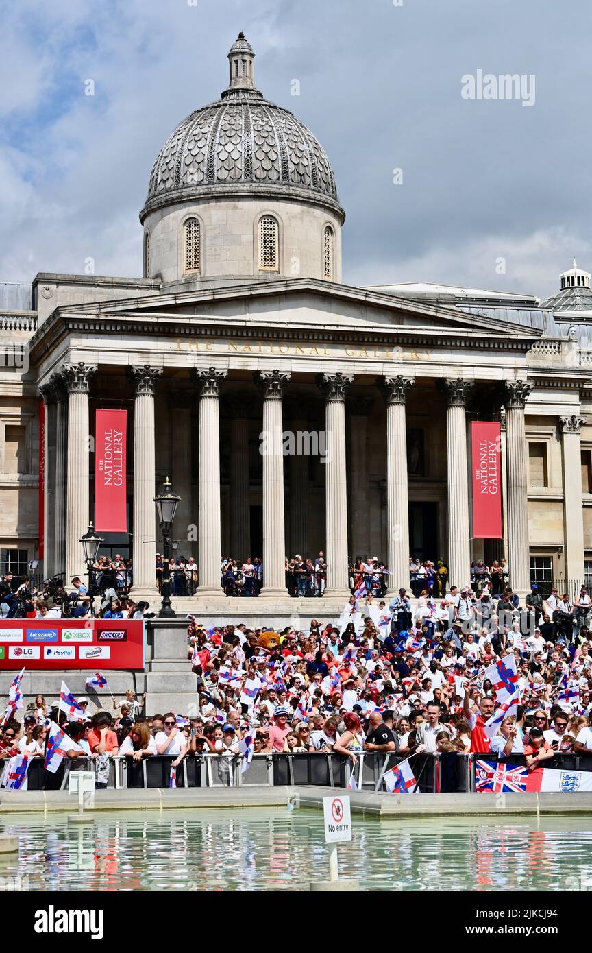 Lionesses trafalgar square hi-res stock photography and images - Alamy