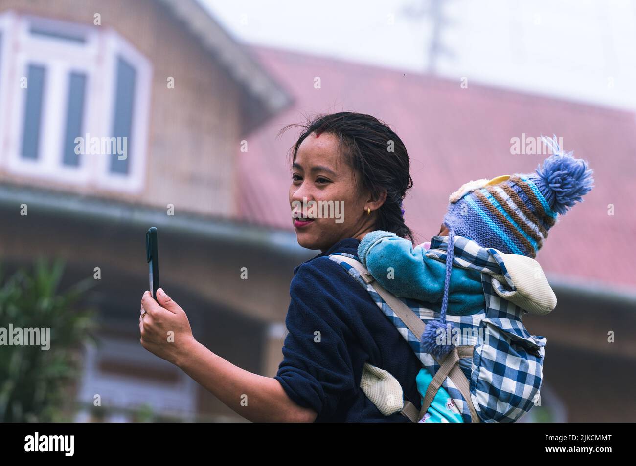 Indian tribal woman carrying baby hi-res stock photography and images ...