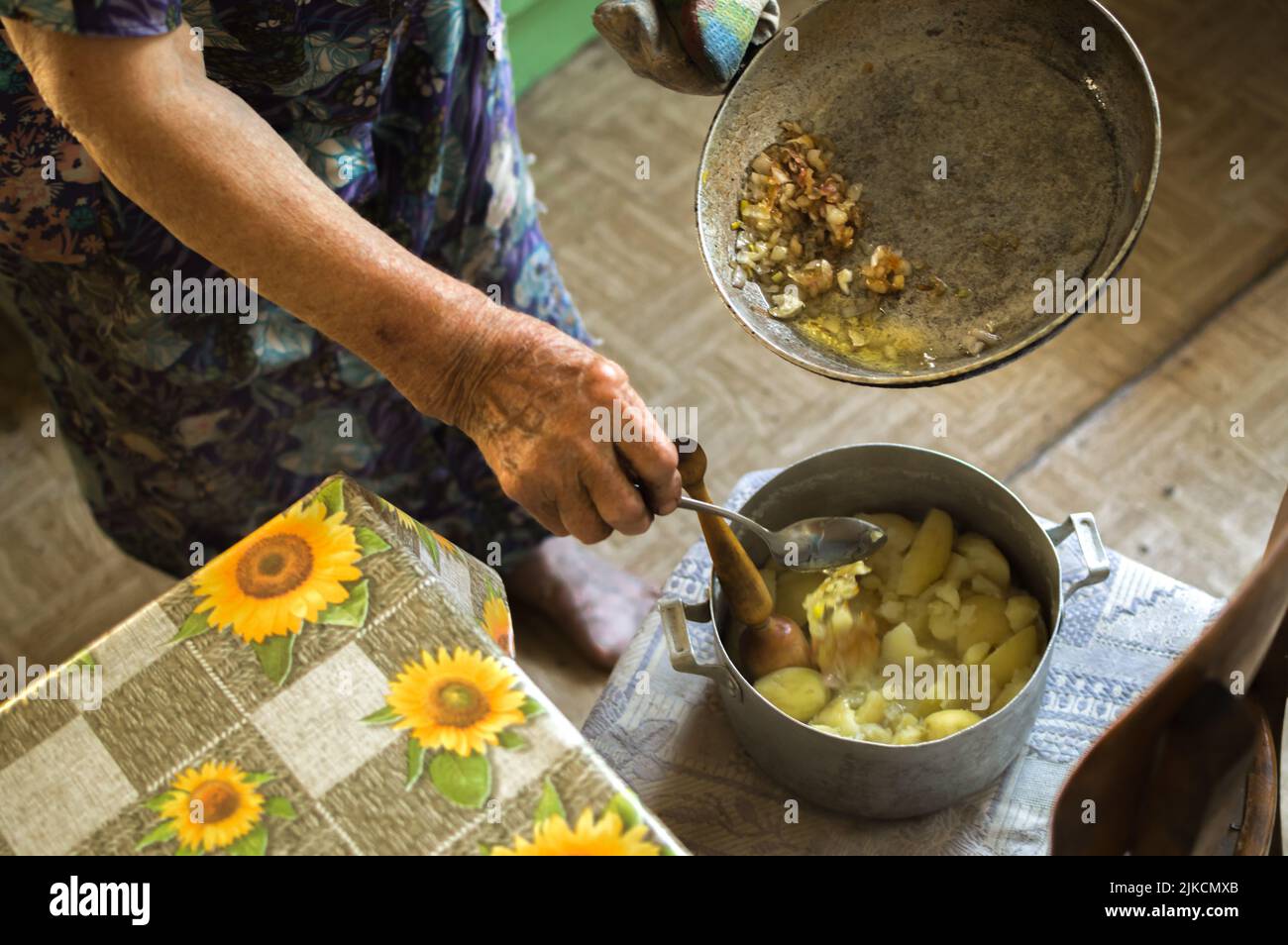 Old woman cooking hi-res stock photography and images - Alamy