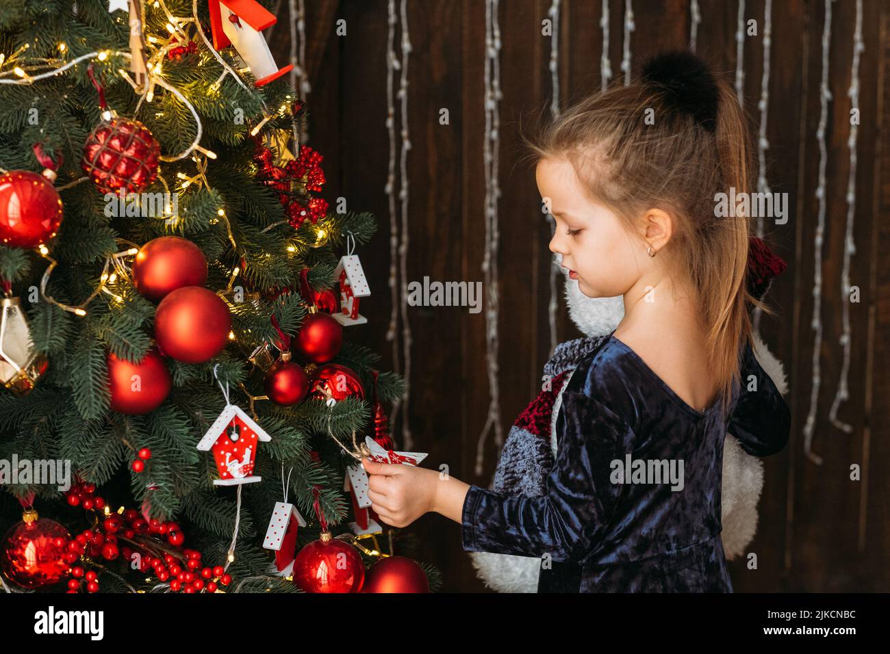 christmas eve little girl fir tree waiting gifts Stock Photo - Alamy
