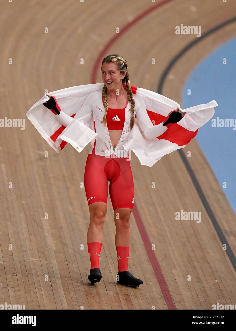England's Laura Kenny celebrates winning during the Women's 10km ...
