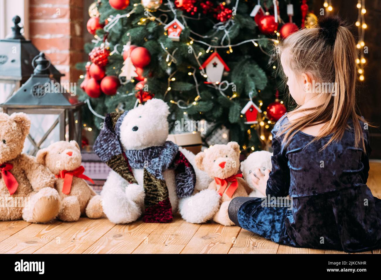 christmas eve little girl playing teddy bears Stock Photo - Alamy