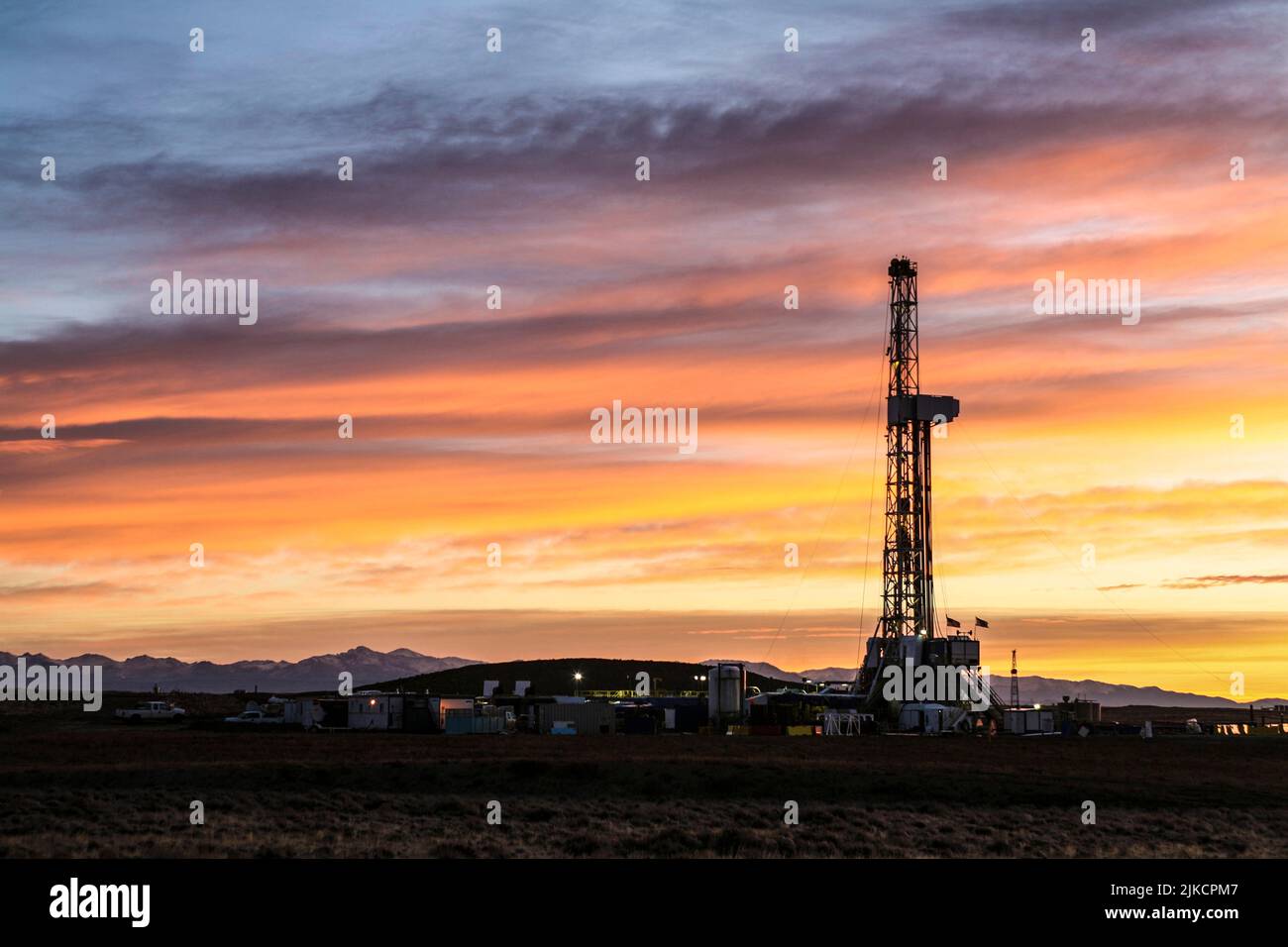 Onshore oil rig hi-res stock photography and images - Alamy