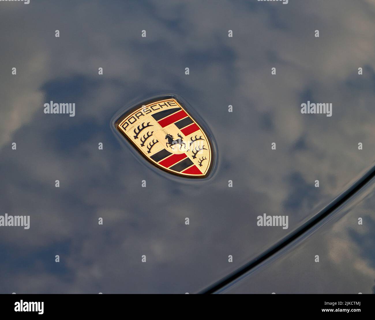 Porsche badge hi-res stock photography and images - Alamy