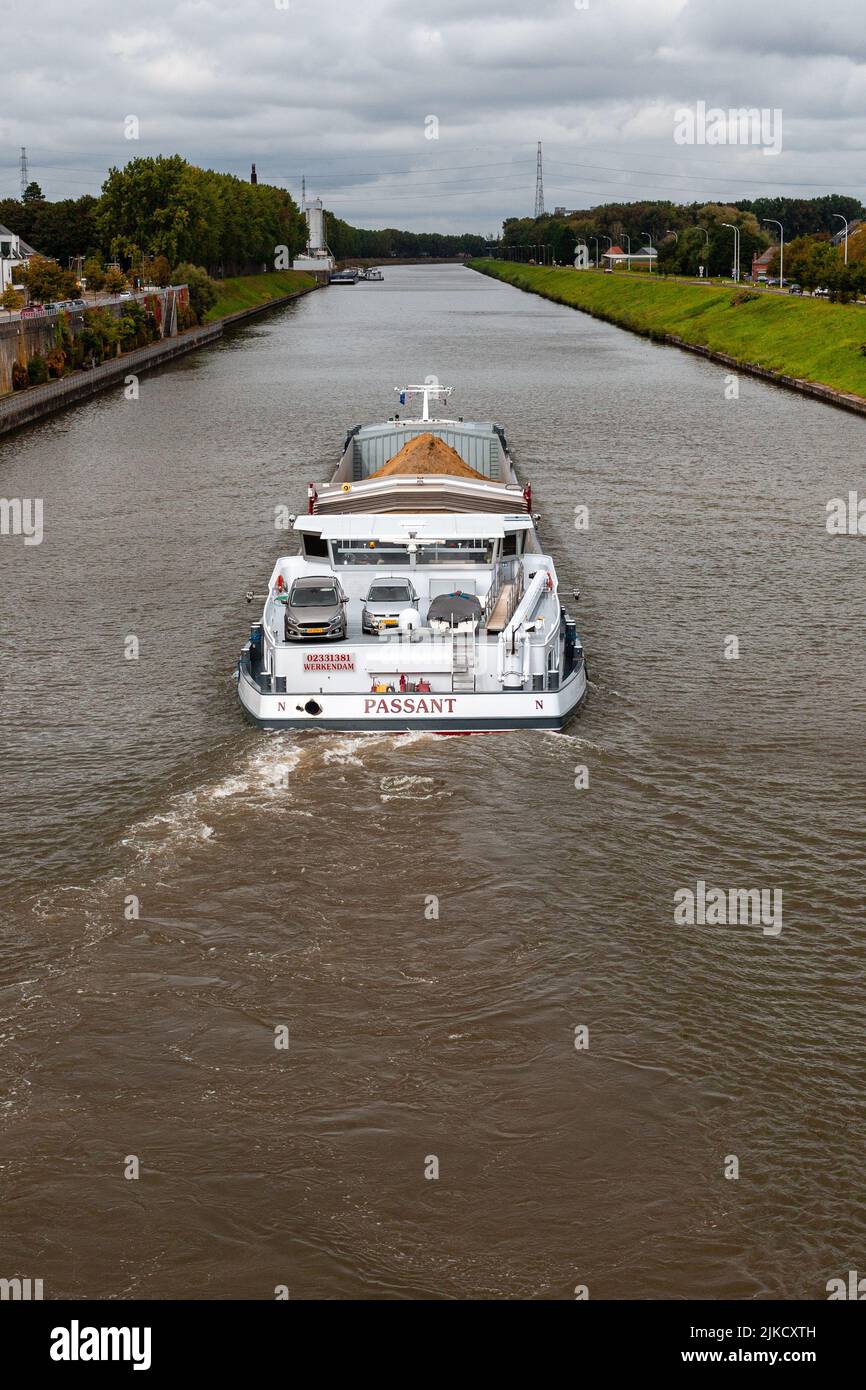 Transferring water hi-res stock photography and images - Alamy