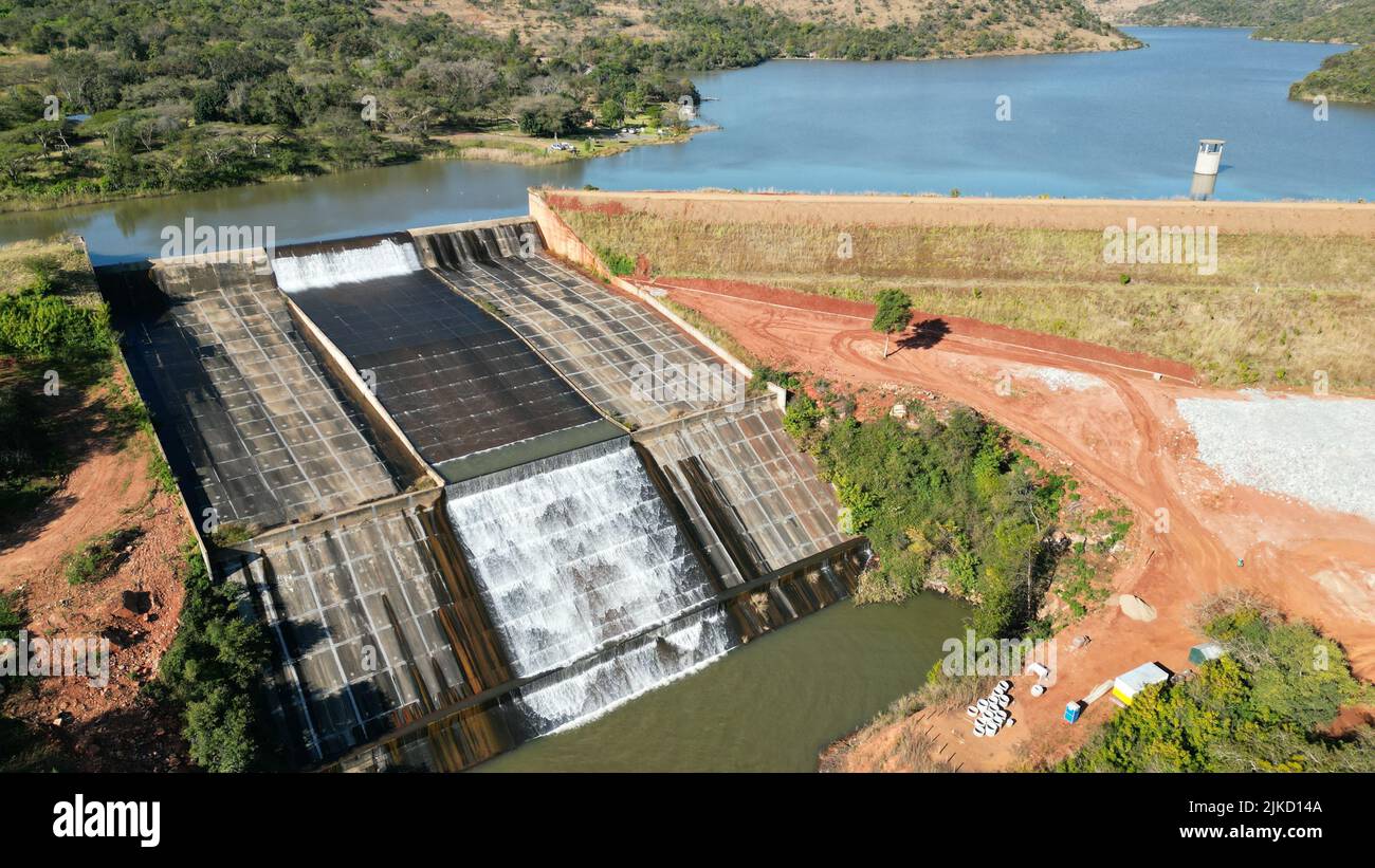Dam wall and Spillway of the Ngodwana Dam Stock Photo - Alamy