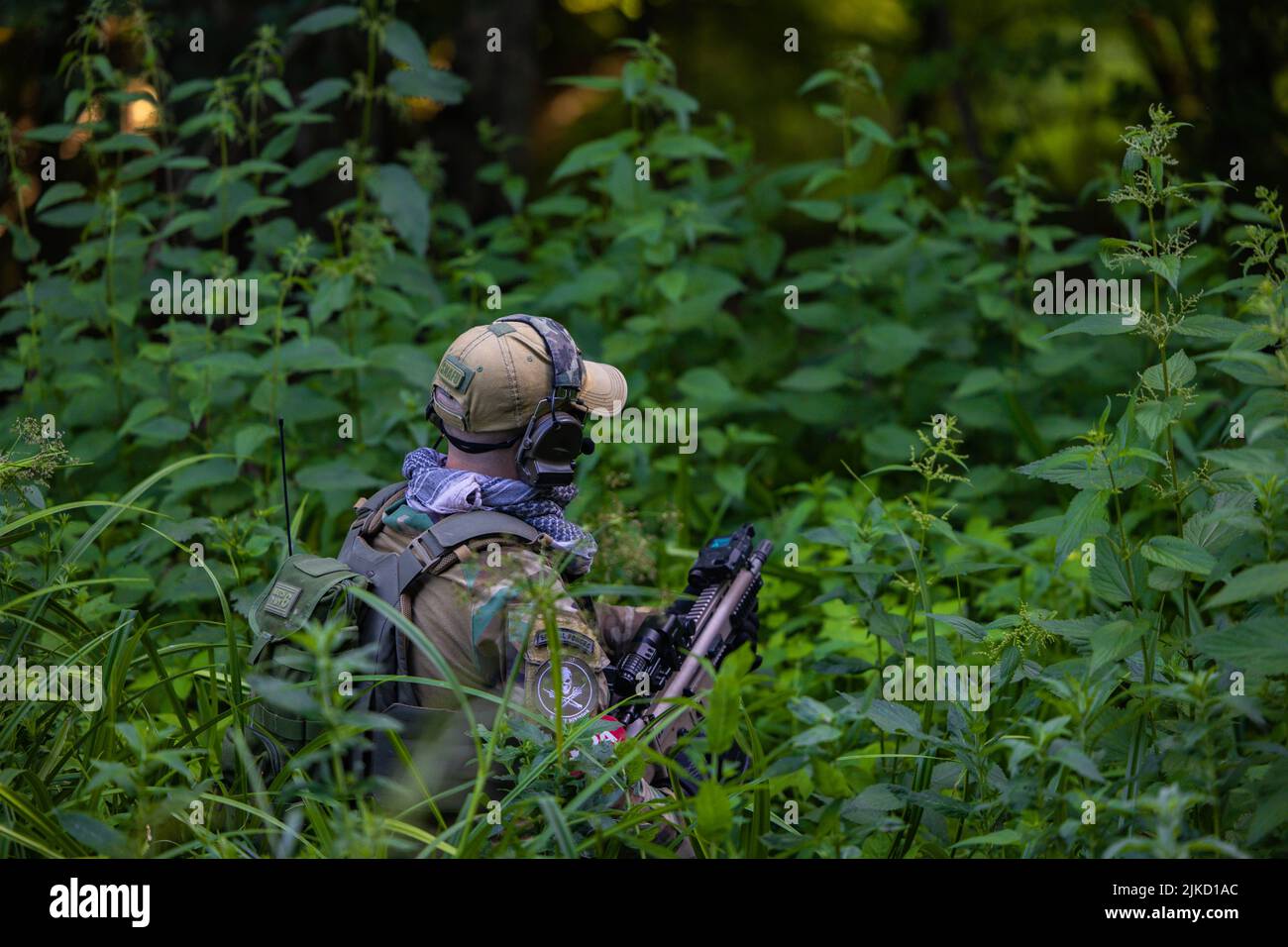 Soldier hiding hi-res stock photography and images - Alamy