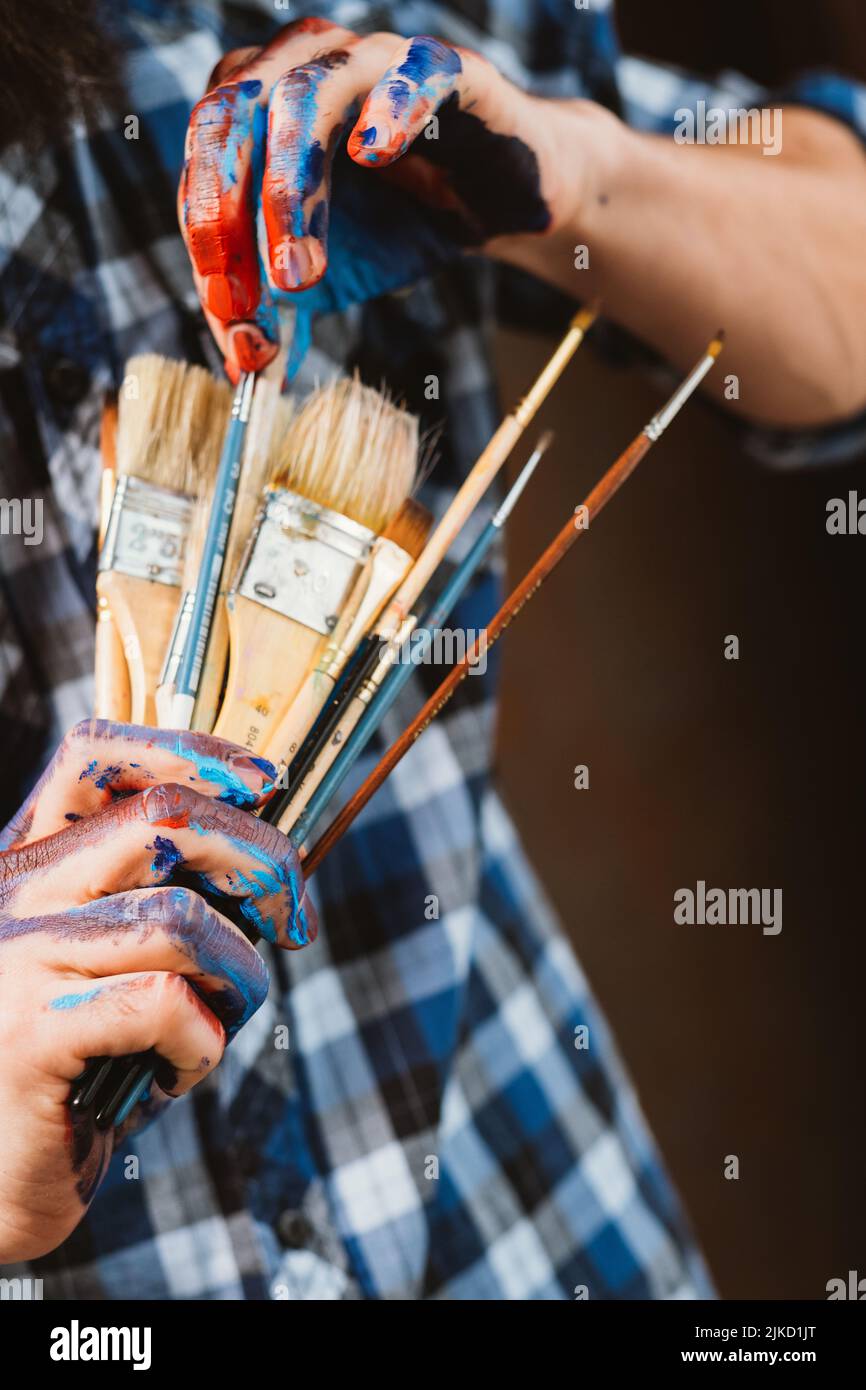 Male artist holding painting hi-res stock photography and images - Alamy