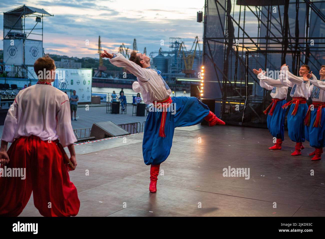 National costume of ukraine hi-res stock photography and images - Alamy