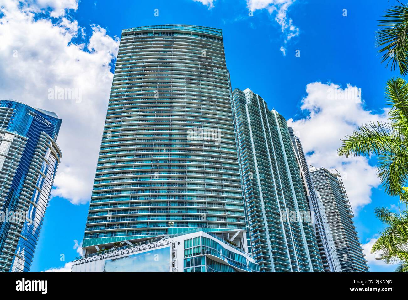 Old apartment building florida hi-res stock photography and images - Alamy