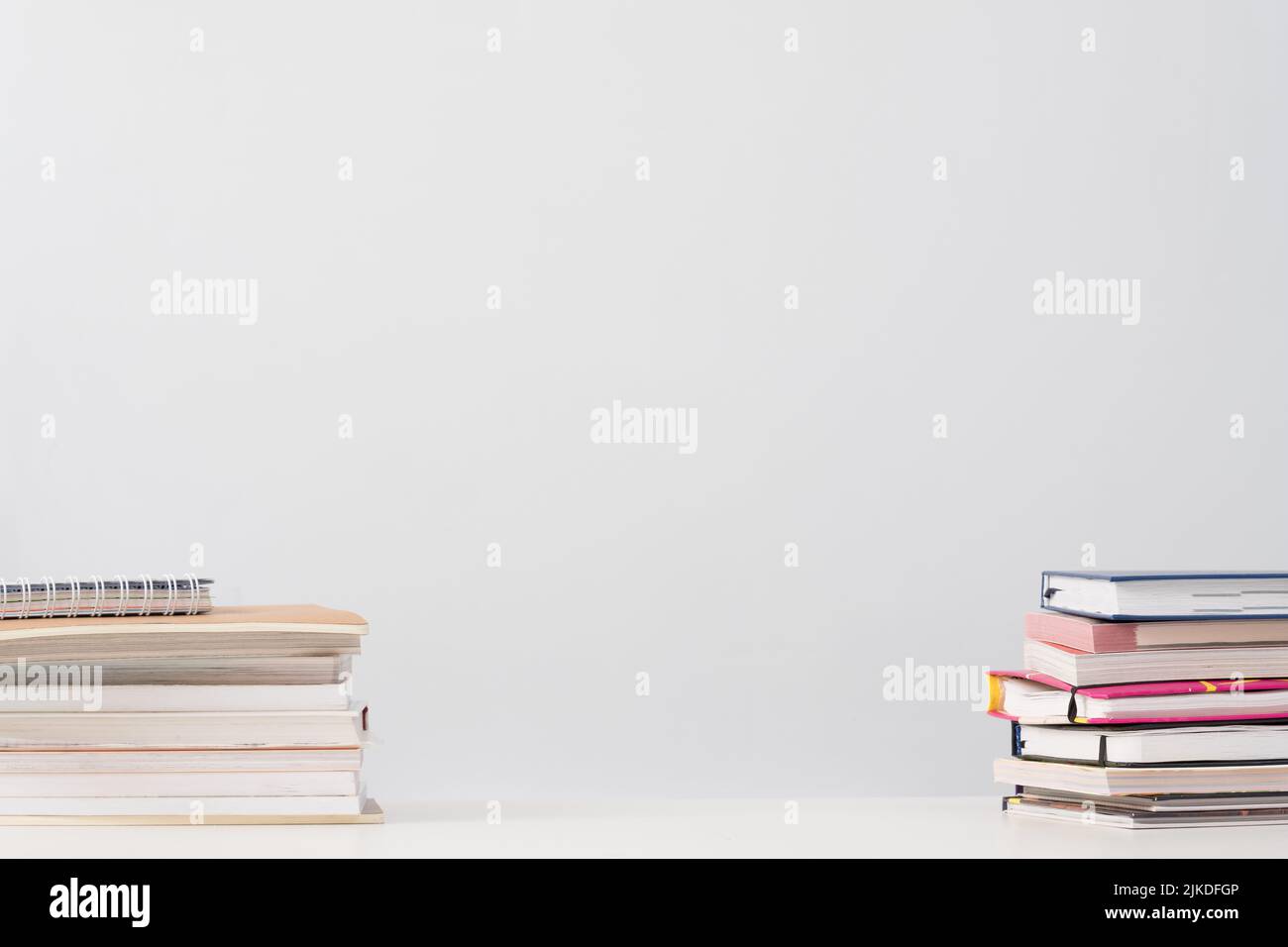 Books empty classroom back hi-res stock photography and images - Alamy